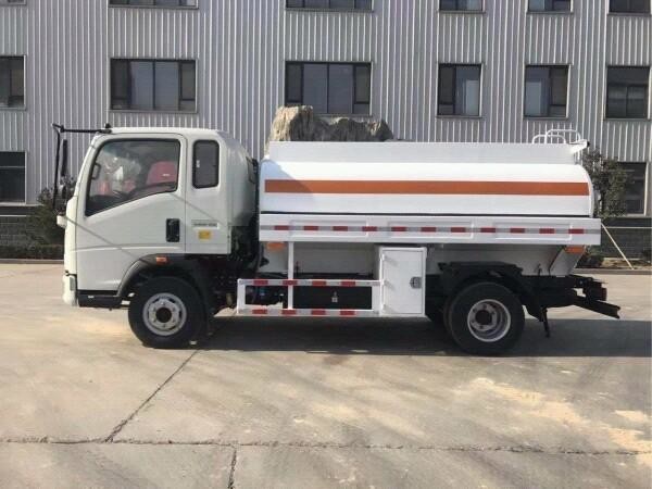 Howo 3cbm 5cbm Small Fuel Tanker Truck Petrol Tanker Lorry