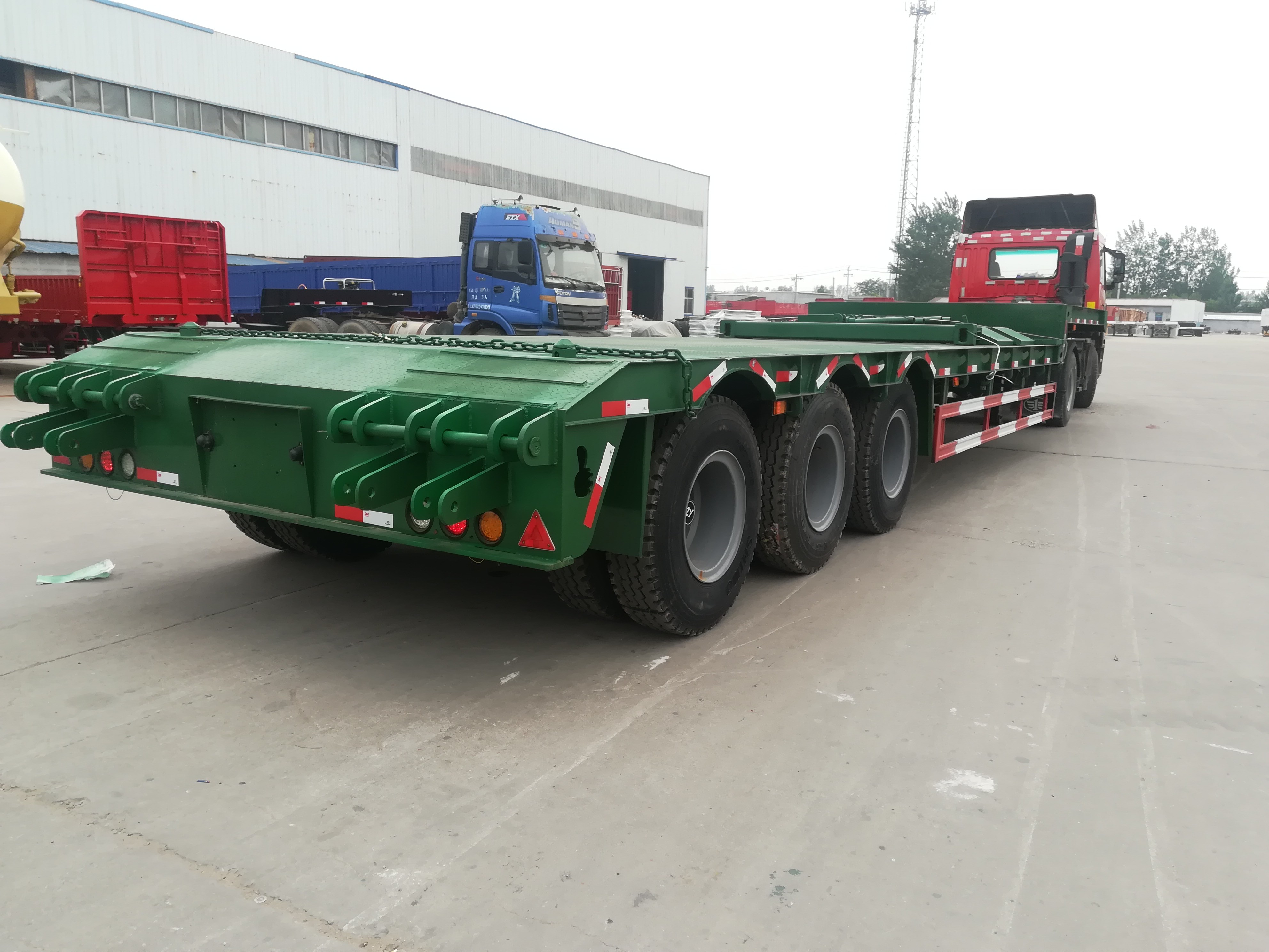60T 100T 3 Axle Lowbed Semi Trailer , Hydraulic Extendable Lowboy Trailer